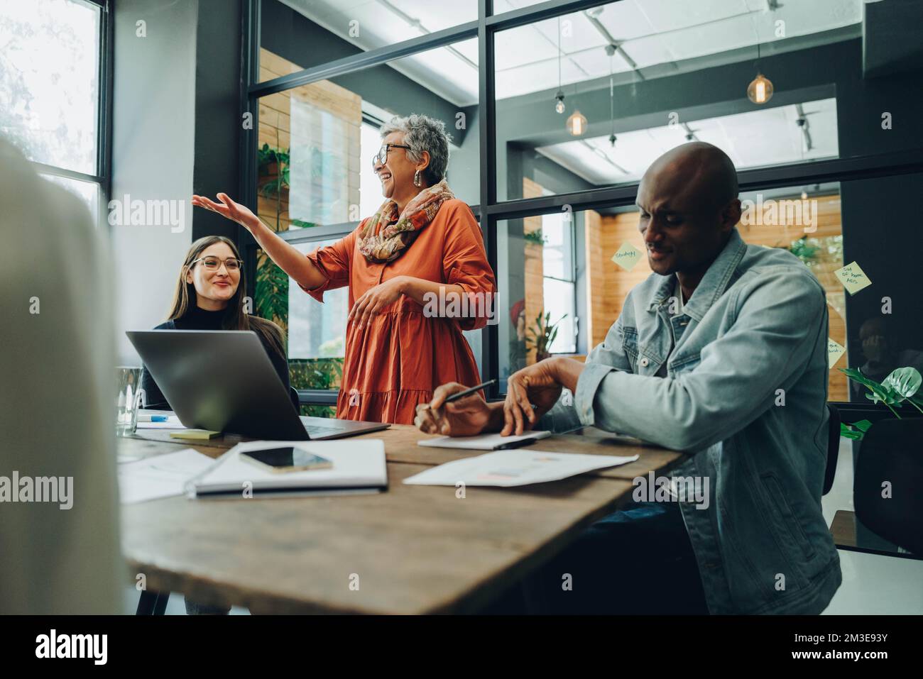 Multicultural workplace hi-res stock photography and images - Alamy