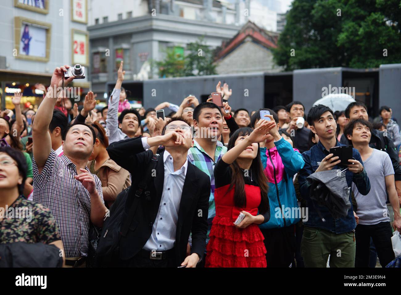 Crowd holding mobile phones hi-res stock photography and images - Alamy