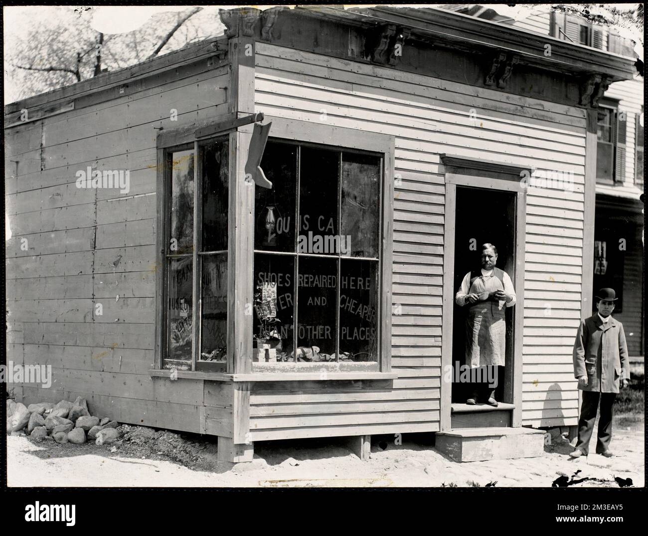 Shoe repair shops hi-res stock photography and images - Alamy