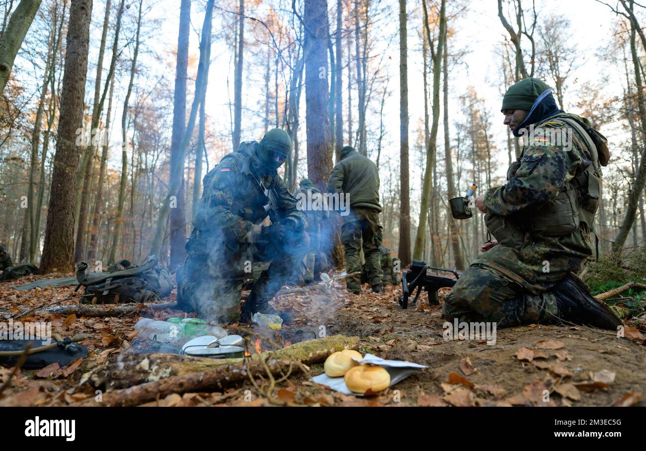 German soldiers eat hi-res stock photography and images - Alamy