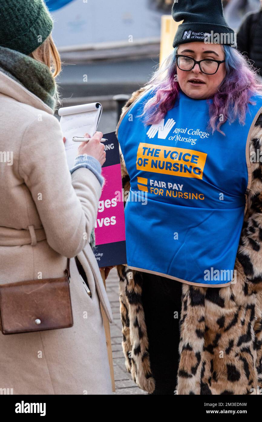 Leeds Uk 15th December 2022 Nurses And Other Medical Staff Stand On