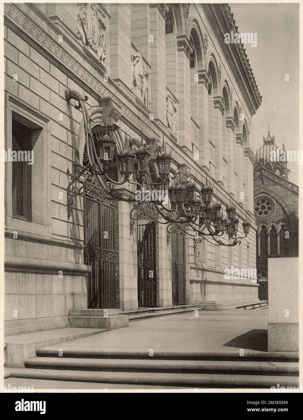 Monumental doorways hi-res stock photography and images - Alamy
