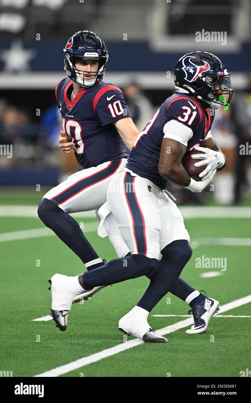 Houston Texans quarterback Davis Mills (10) hands-off to Houston Texans running back Dameon ...