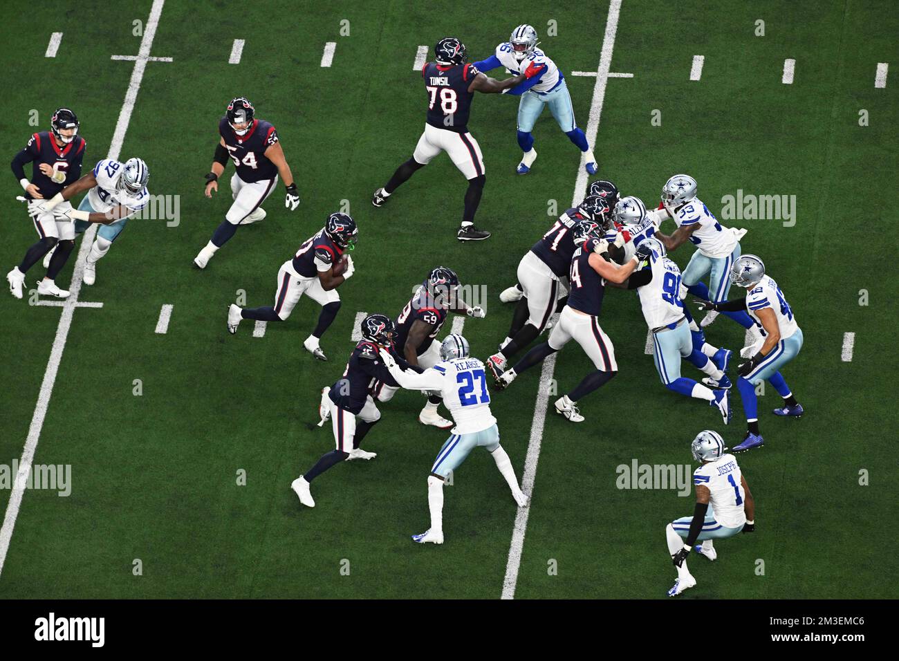 Houston Texans running back Dameon Pierce (31) runs behind his blocking ...