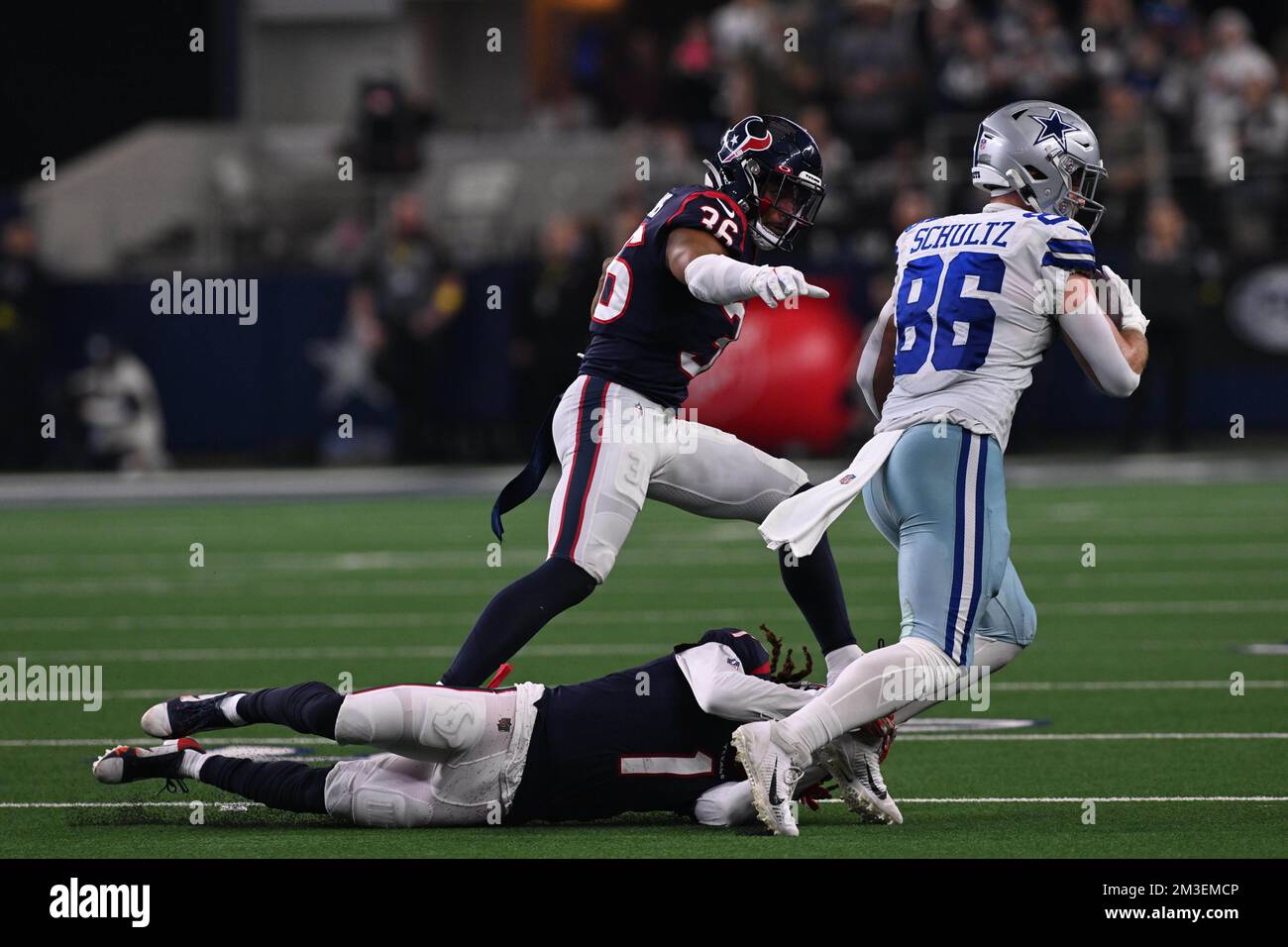 Dallas Cowboys tight end Dalton Schultz (86) catches a 13-yard pass as ...