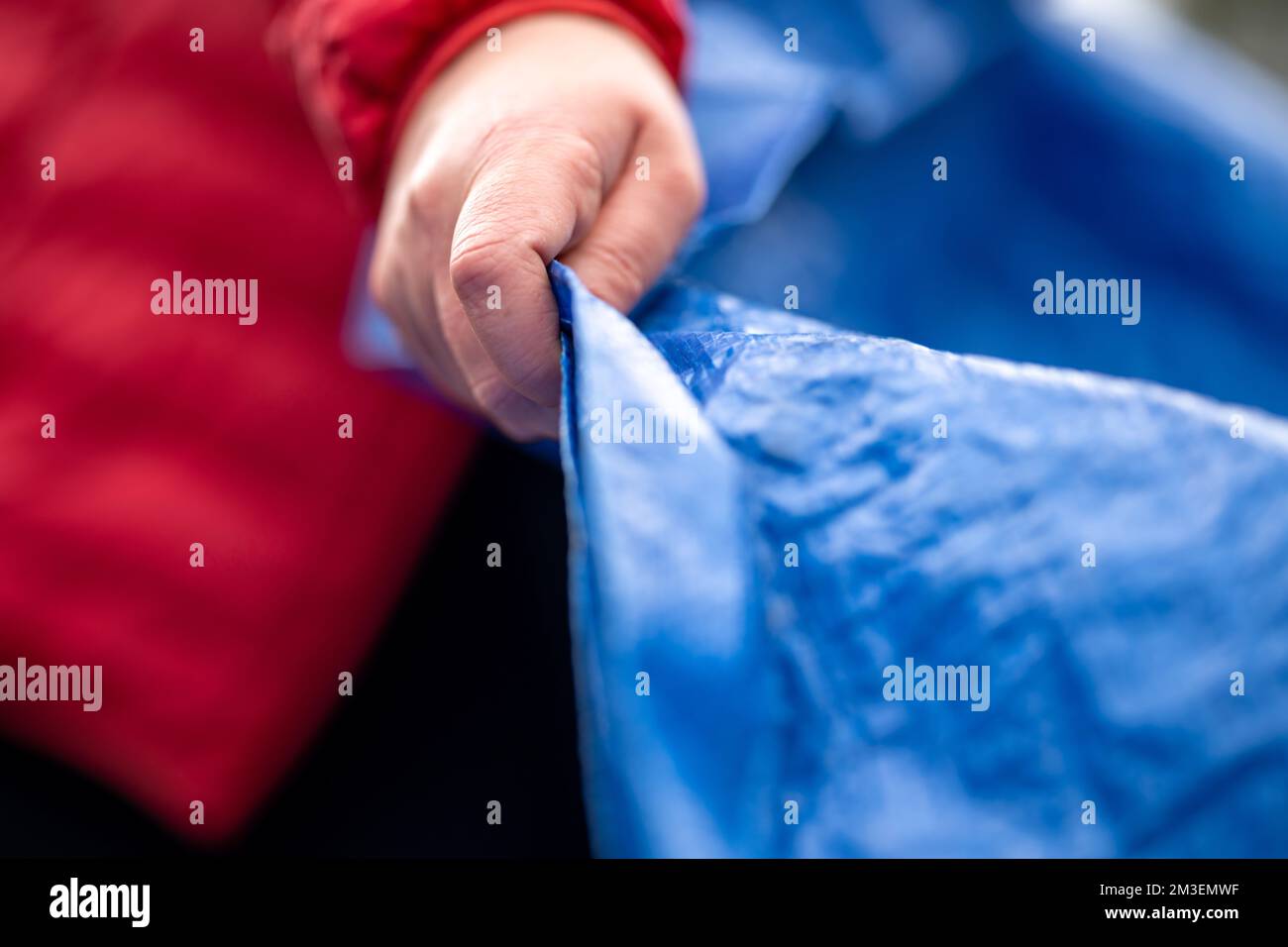 sleeping under a tarp. hiking and camping with a blue tarp in america ...