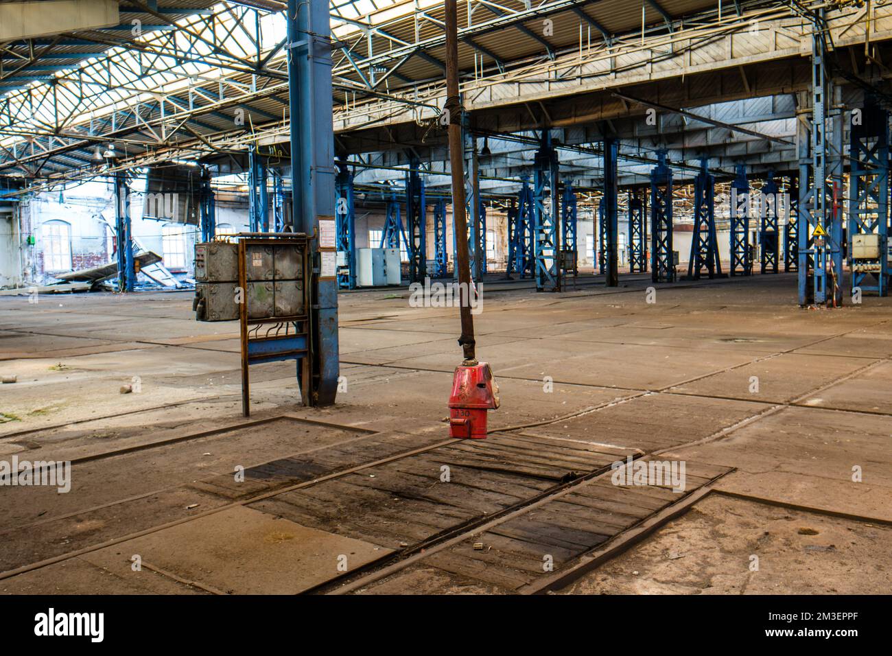 Inside old derelict warehouse hi-res stock photography and images - Alamy
