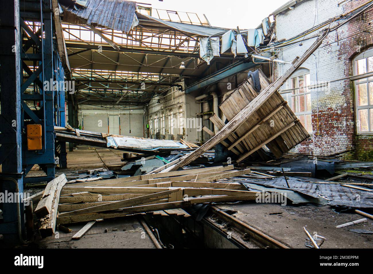 Inside old derelict warehouse hi-res stock photography and images - Alamy