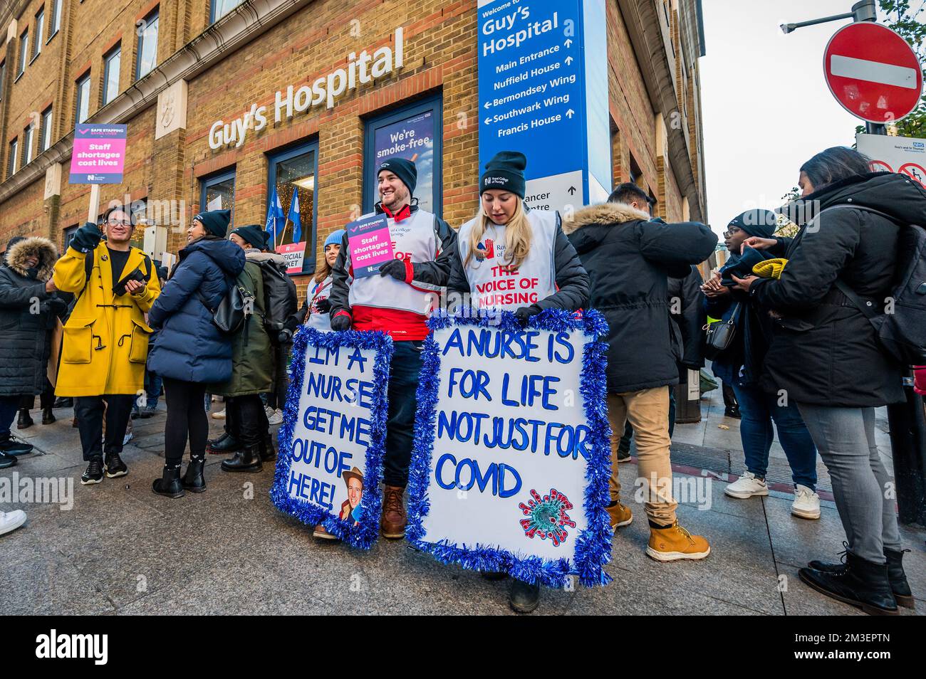 London, UK. 15th Dec, 2022. A picket line of Nurses outside Guys ...