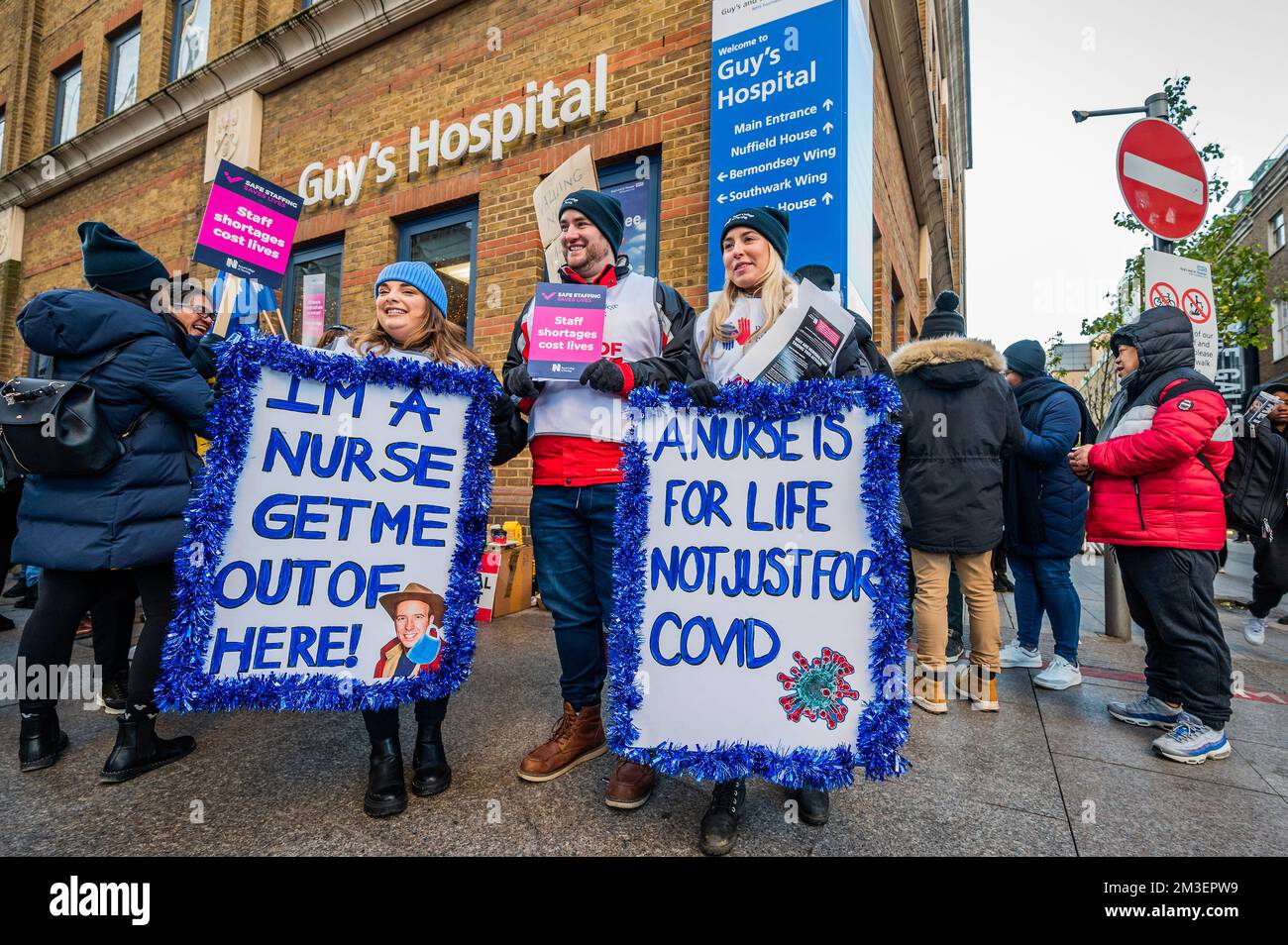 London, UK. 15th Dec, 2022. A picket line of Nurses outside Guys ...