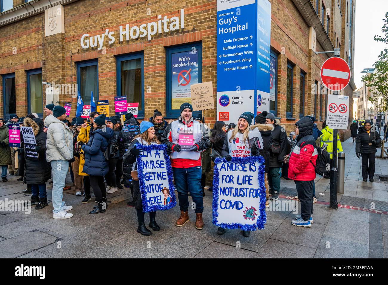 London, UK. 15th Dec, 2022. A picket line of Nurses outside Guys ...