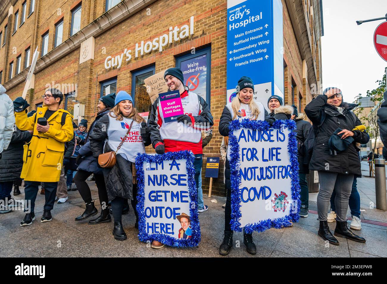 London, UK. 15th Dec, 2022. A picket line of Nurses outside Guys ...