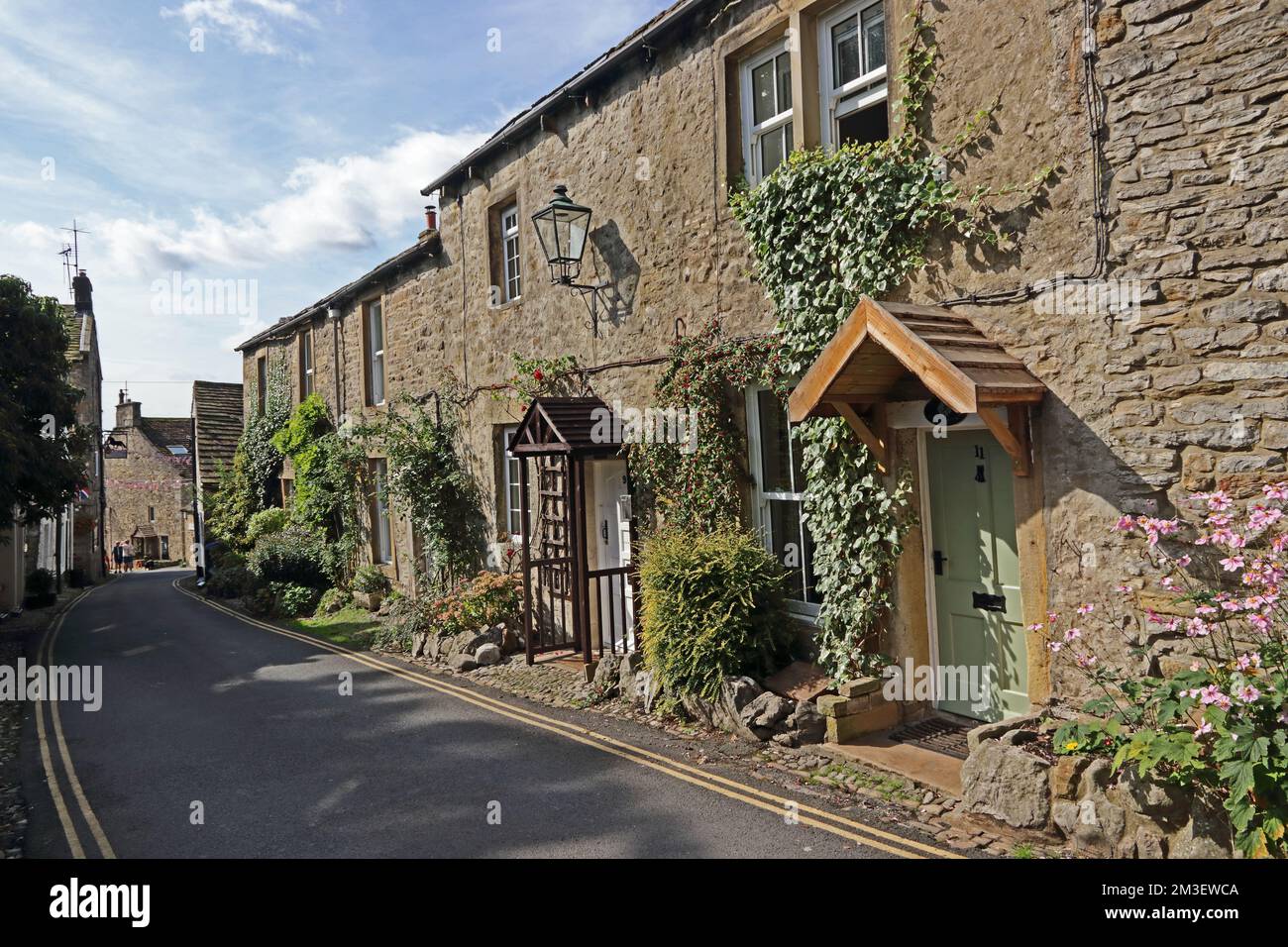 Row stone cottages in hi-res stock photography and images - Alamy