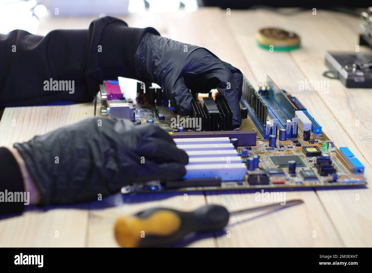 replacement of the chipset cooling system from the computer motherboard ...