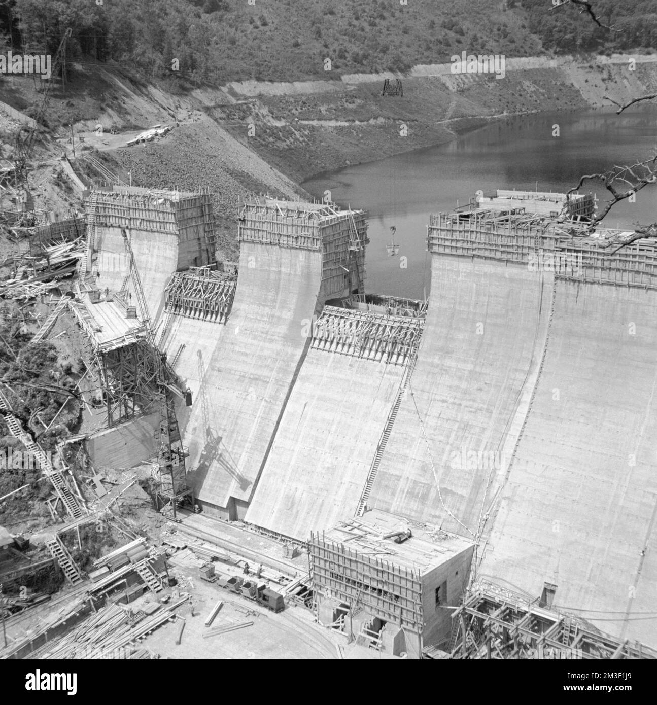 ***JUNE 10, 1953, FILE PHOTO*** Construction of a dam on the Klicava ...