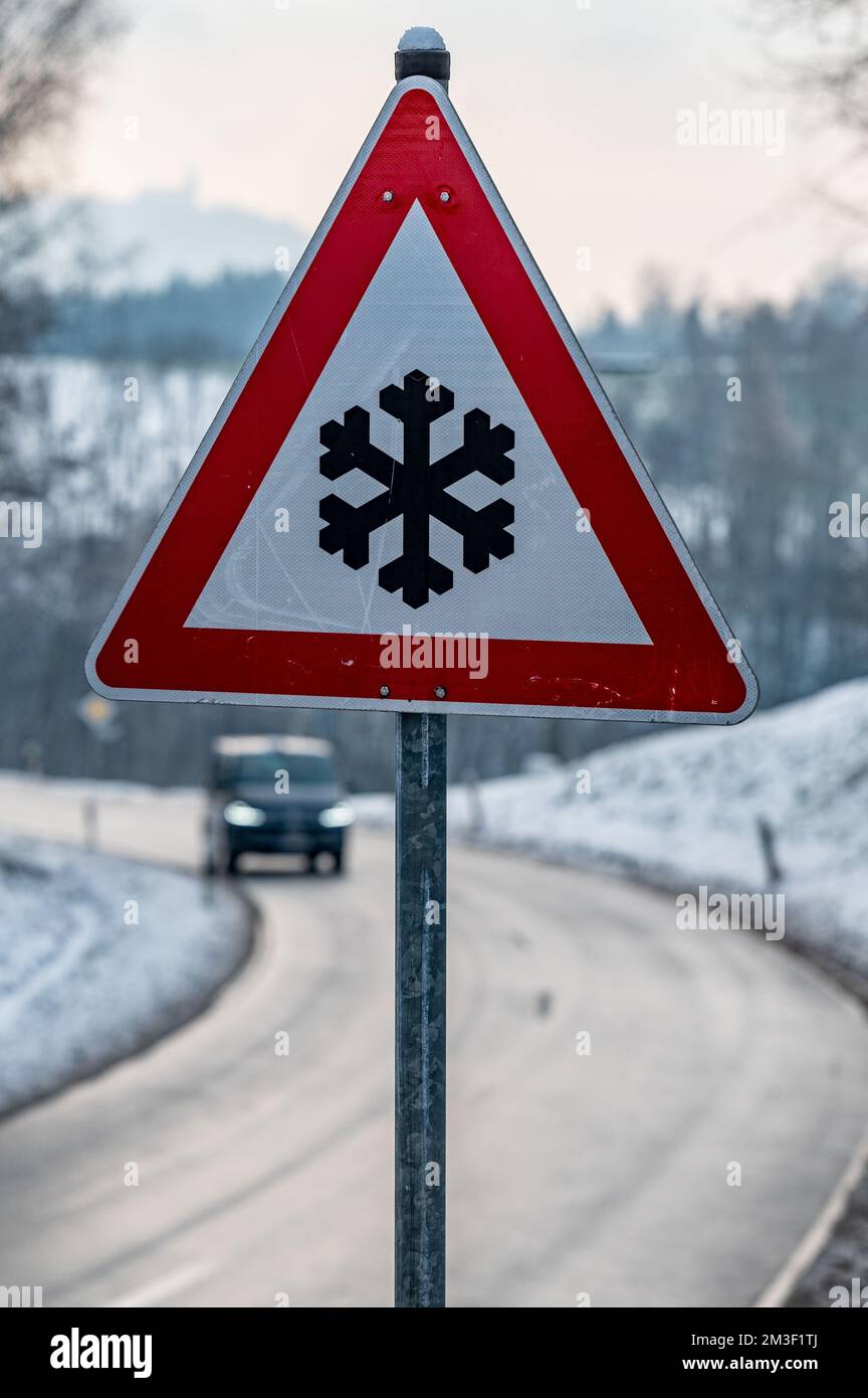Bogen, Germany. 15th Dec, 2022. A traffic sign with a snowflake warning ...