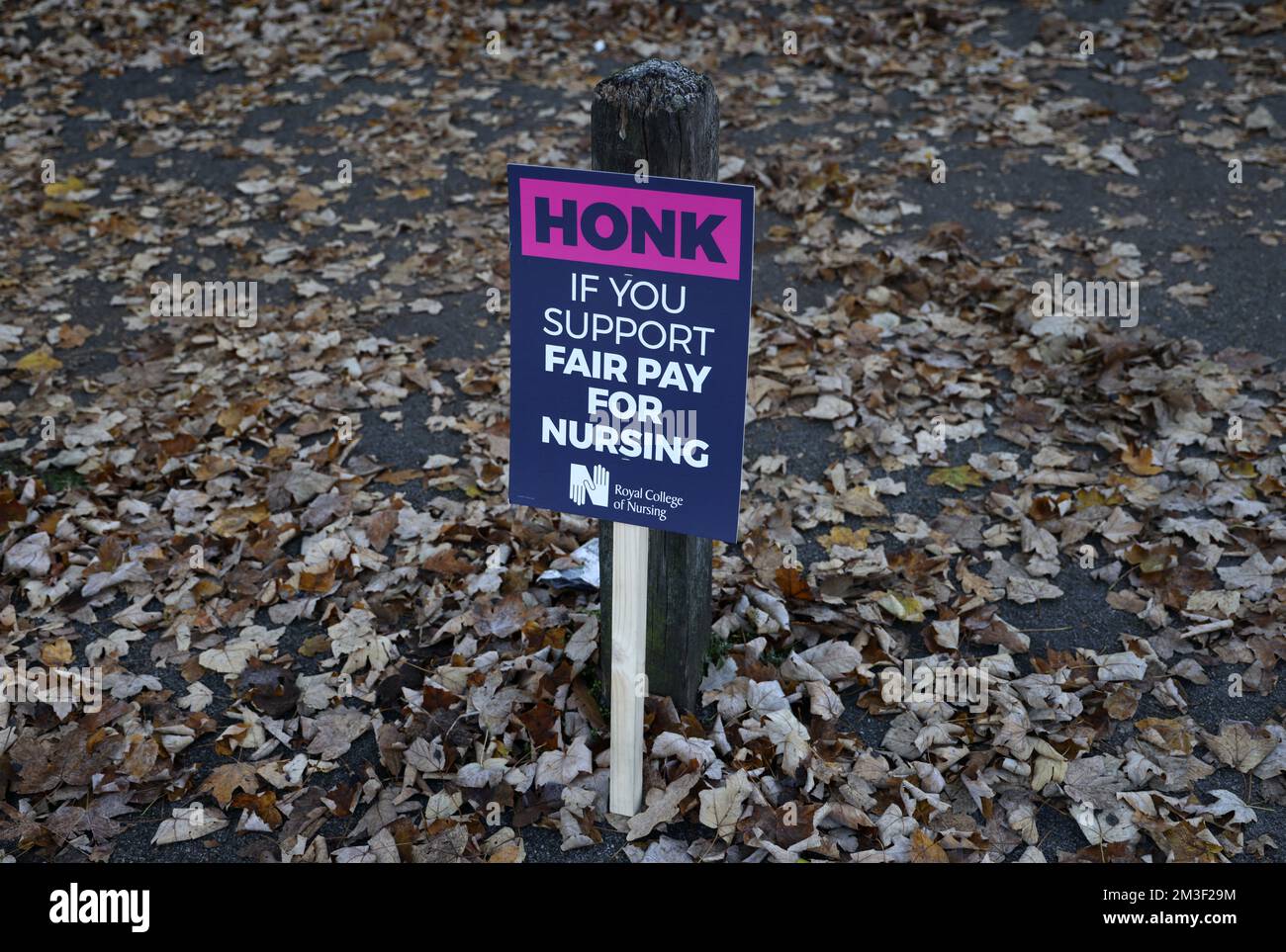 Strike picket sign hi-res stock photography and images - Alamy