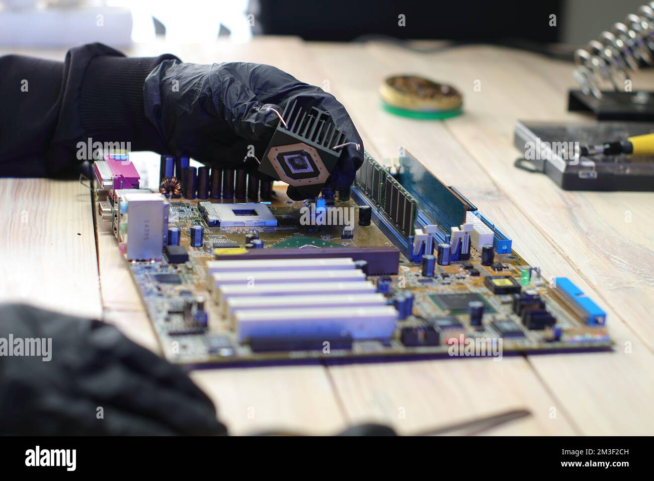 replacement of the chipset cooling system from the computer motherboard ...