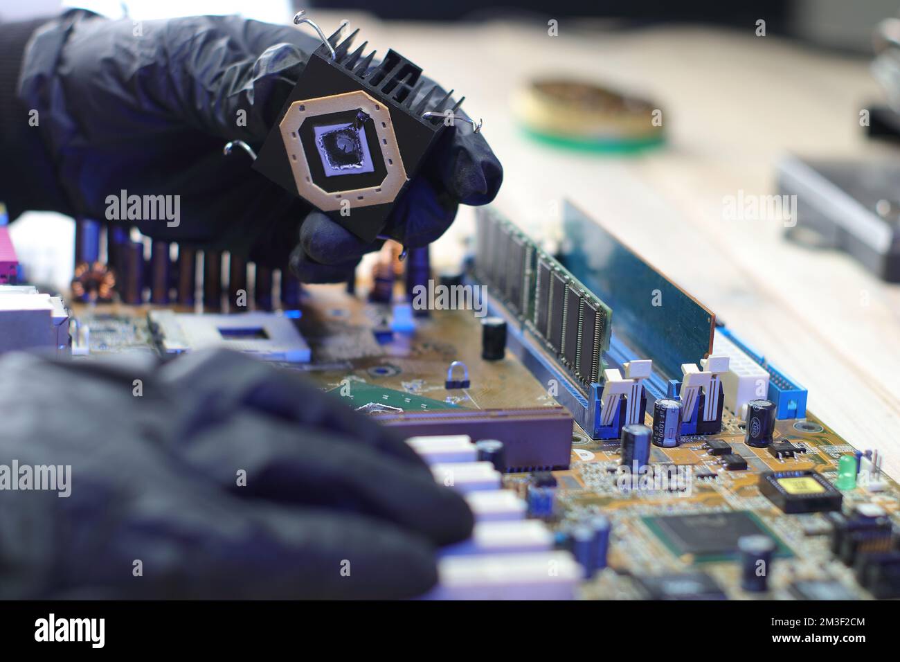 replacement of the chipset cooling system from the computer motherboard ...