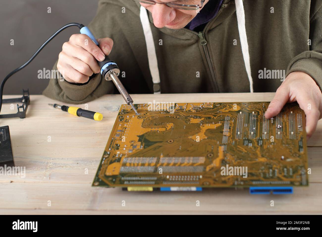 Person soldering hi-res stock photography and images - Alamy