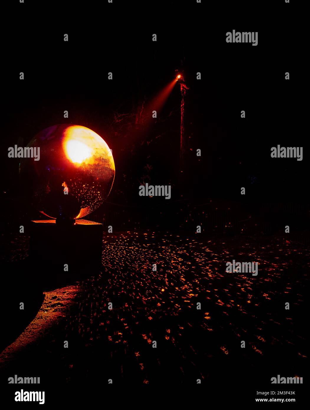 Light shining and reflecting off a large silver ball Stock Photo - Alamy