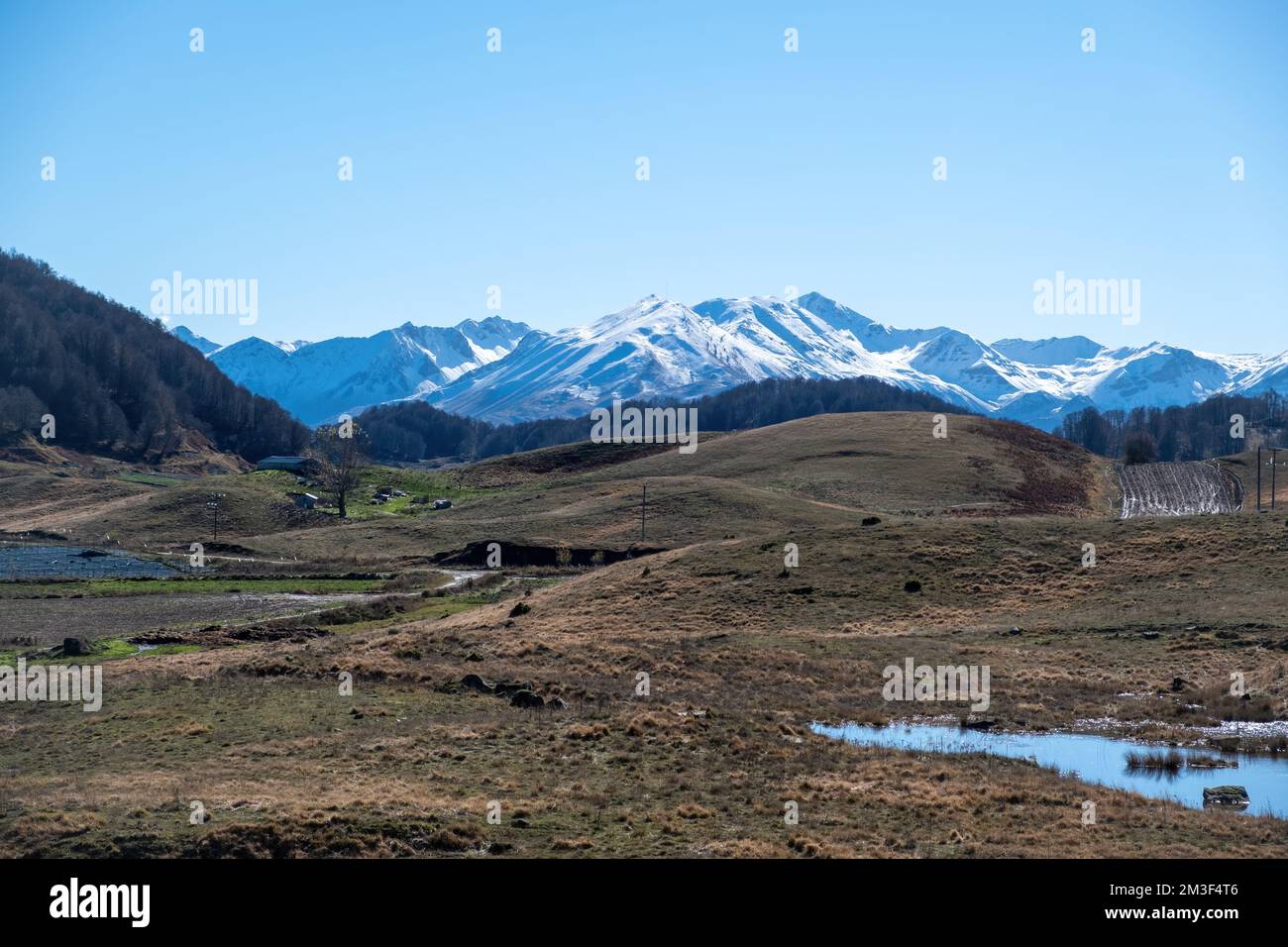 Greece Pindos mountain range. Snowy peak of Pindus misty mountain ...