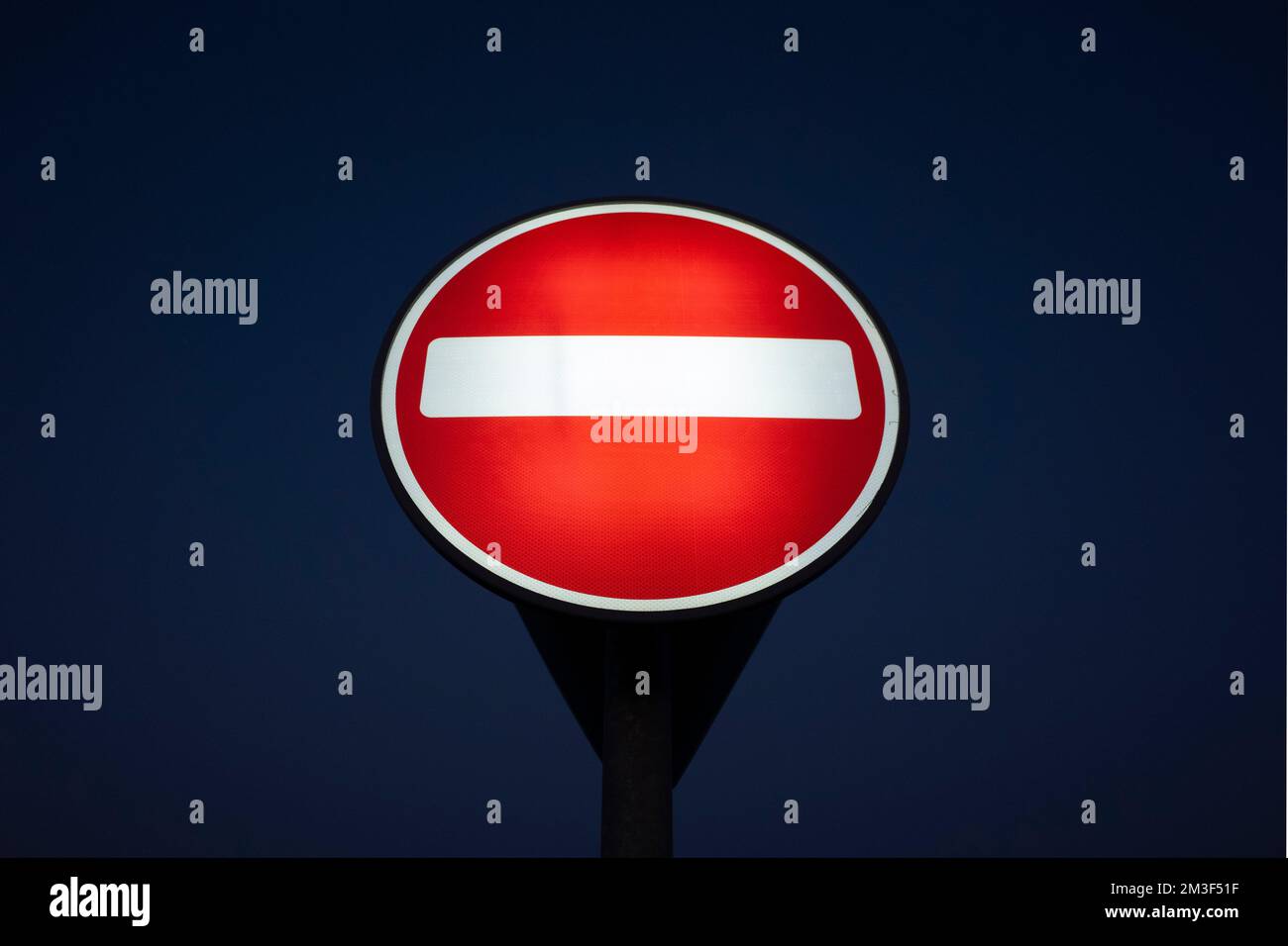 Red circular no entry sign hi-res stock photography and images - Alamy