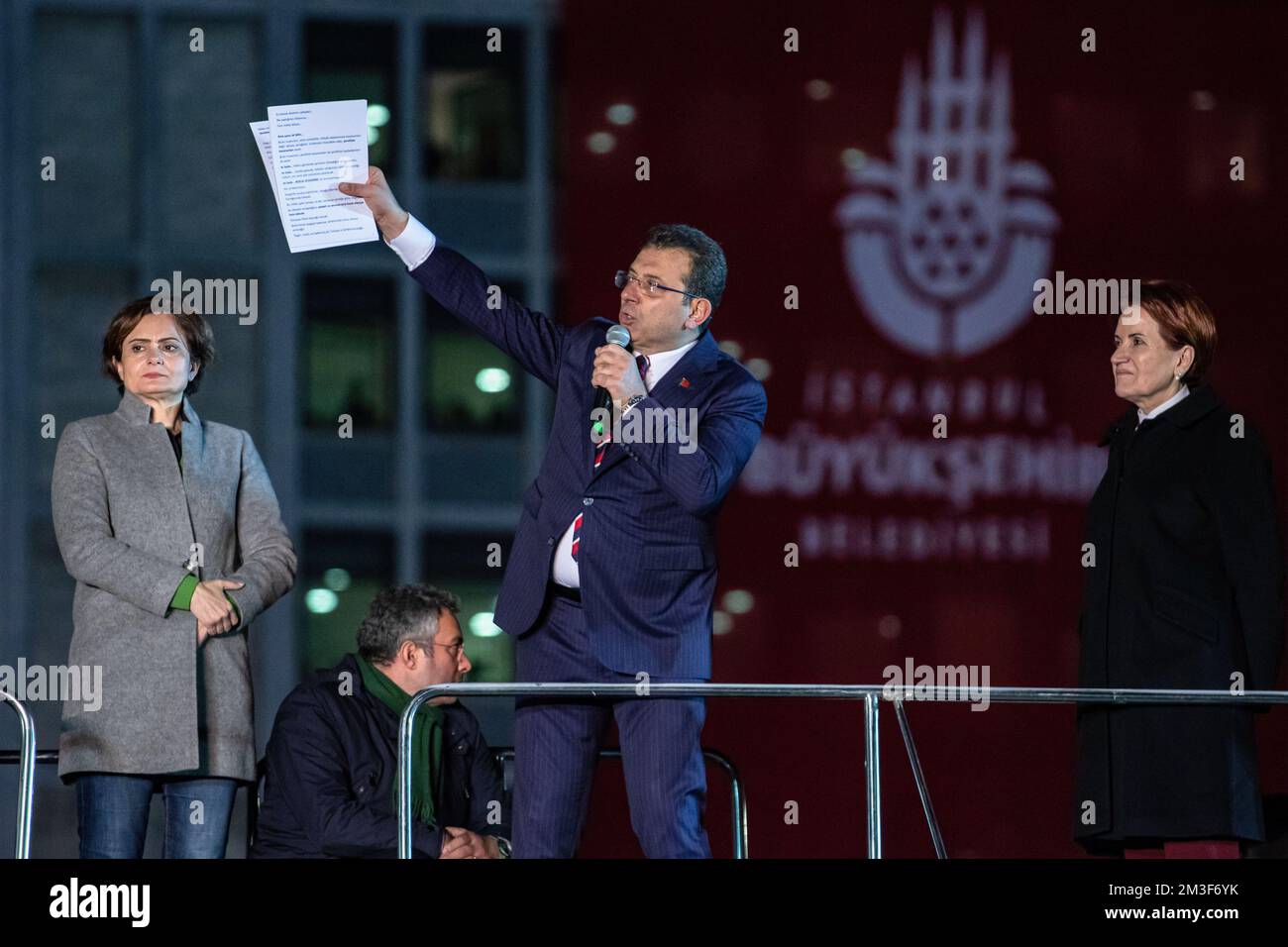 Istanbul Metropolitan Municipality Mayor, Ekrem Imamoglu (C) speaks to ...