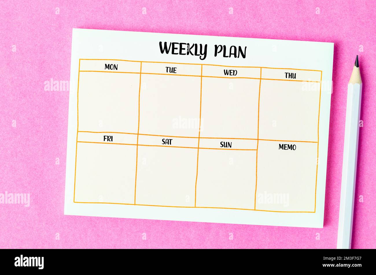Blank weekly plan notice block on pink colour background. Empty ...