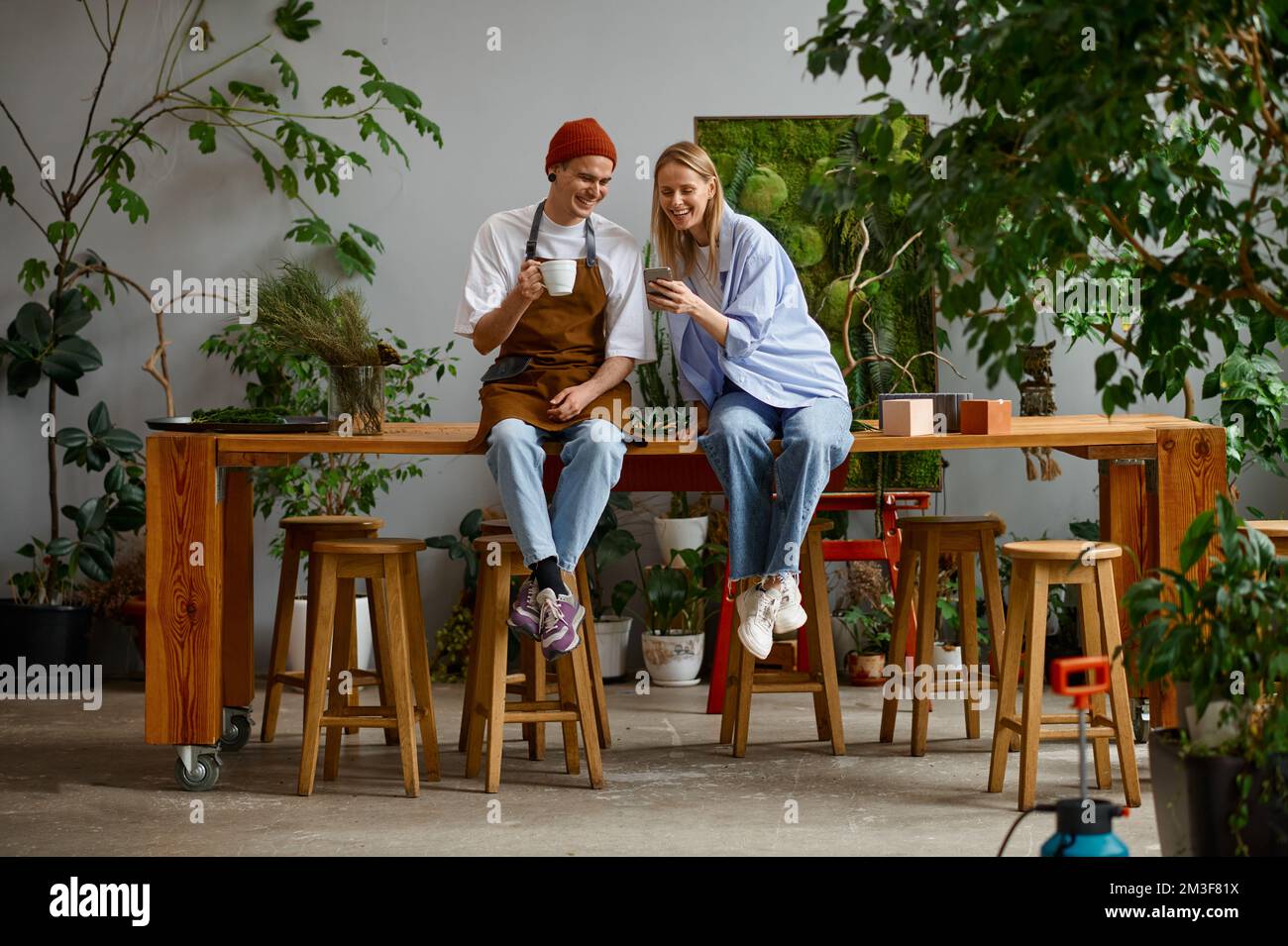 Artist talking hi-res stock photography and images - Alamy