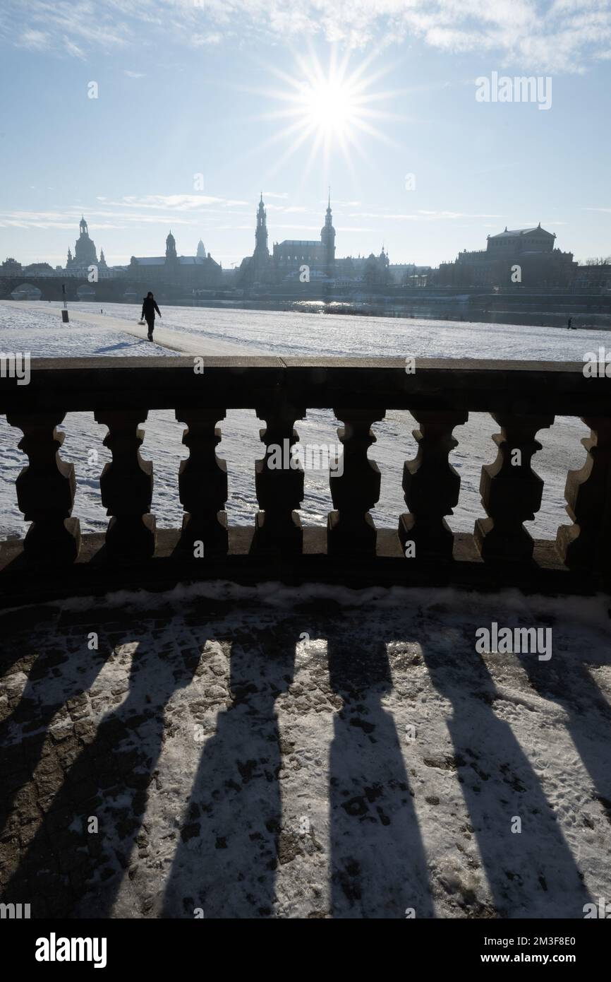 15 December 2022, Saxony, Dresden: Passers-by walk through the snow on ...