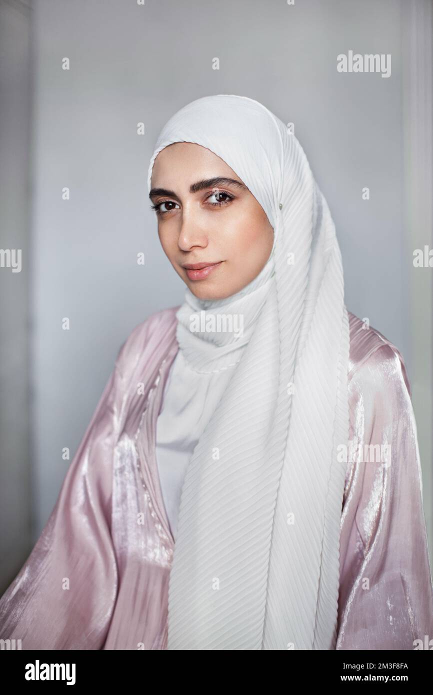 Hijab abaya model hi-res stock photography and images - Alamy