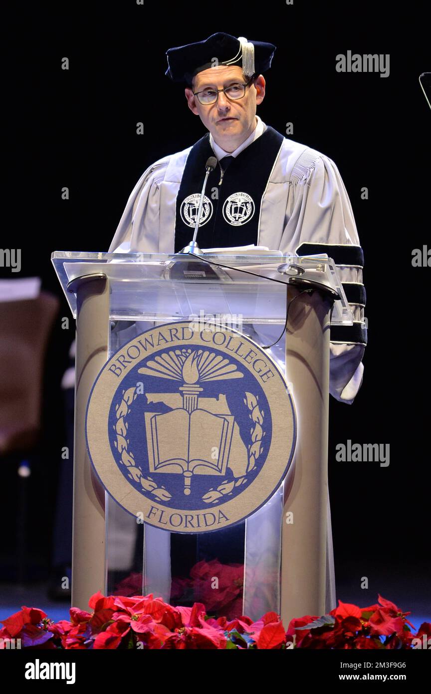 Graduation college speaker hi-res stock photography and images - Alamy