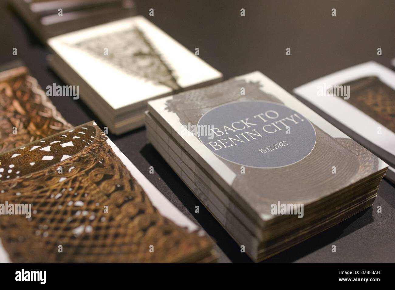 Museum artifacts table hi-res stock photography and images - Alamy