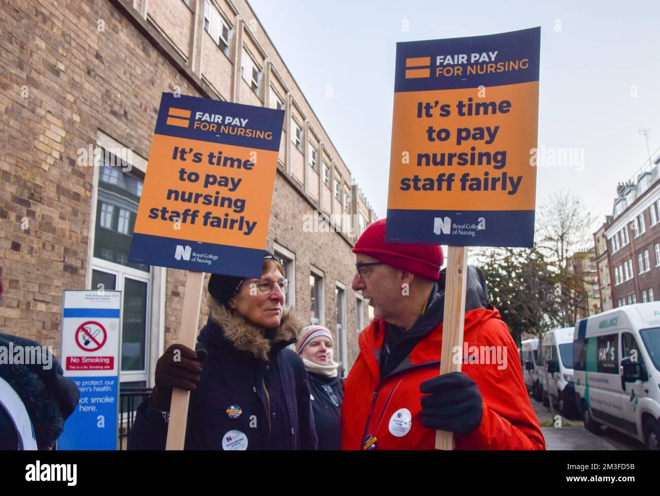 Nurse picket line hi-res stock photography and images - Alamy