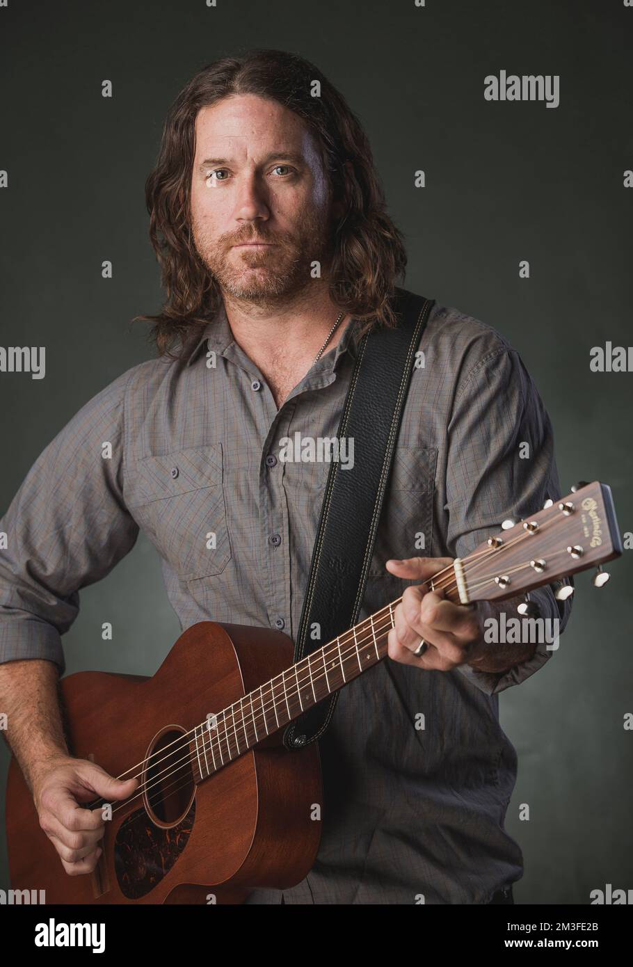 Chuck ragan guitarist hi-res stock photography and images - Alamy