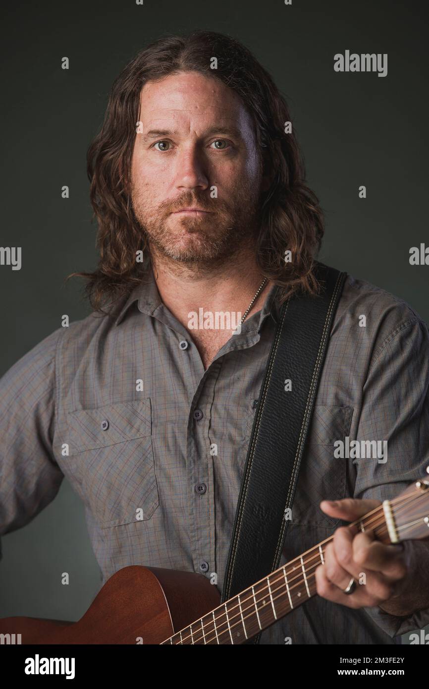 Chuck ragan guitarist hi-res stock photography and images - Alamy