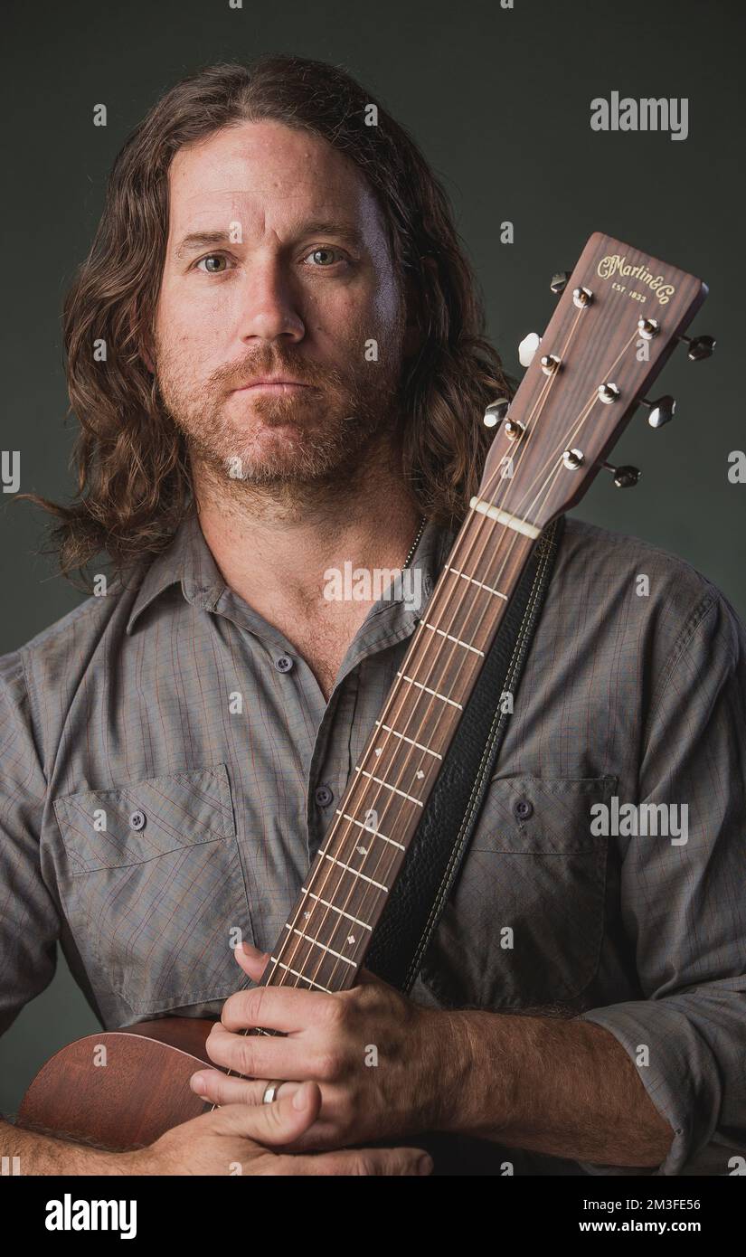 Chuck ragan guitarist hi-res stock photography and images - Alamy