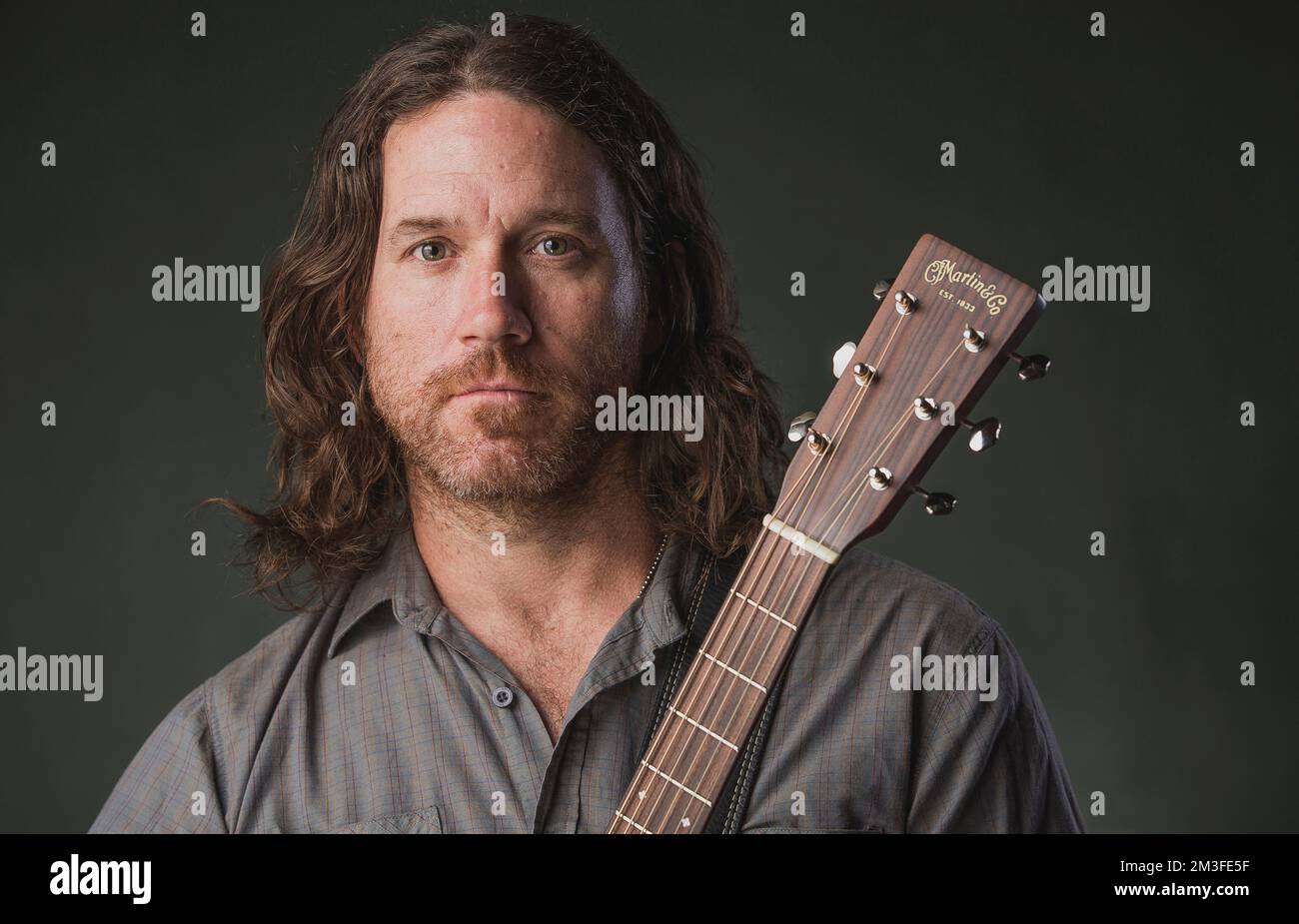 Chuck ragan guitarist hi-res stock photography and images - Alamy