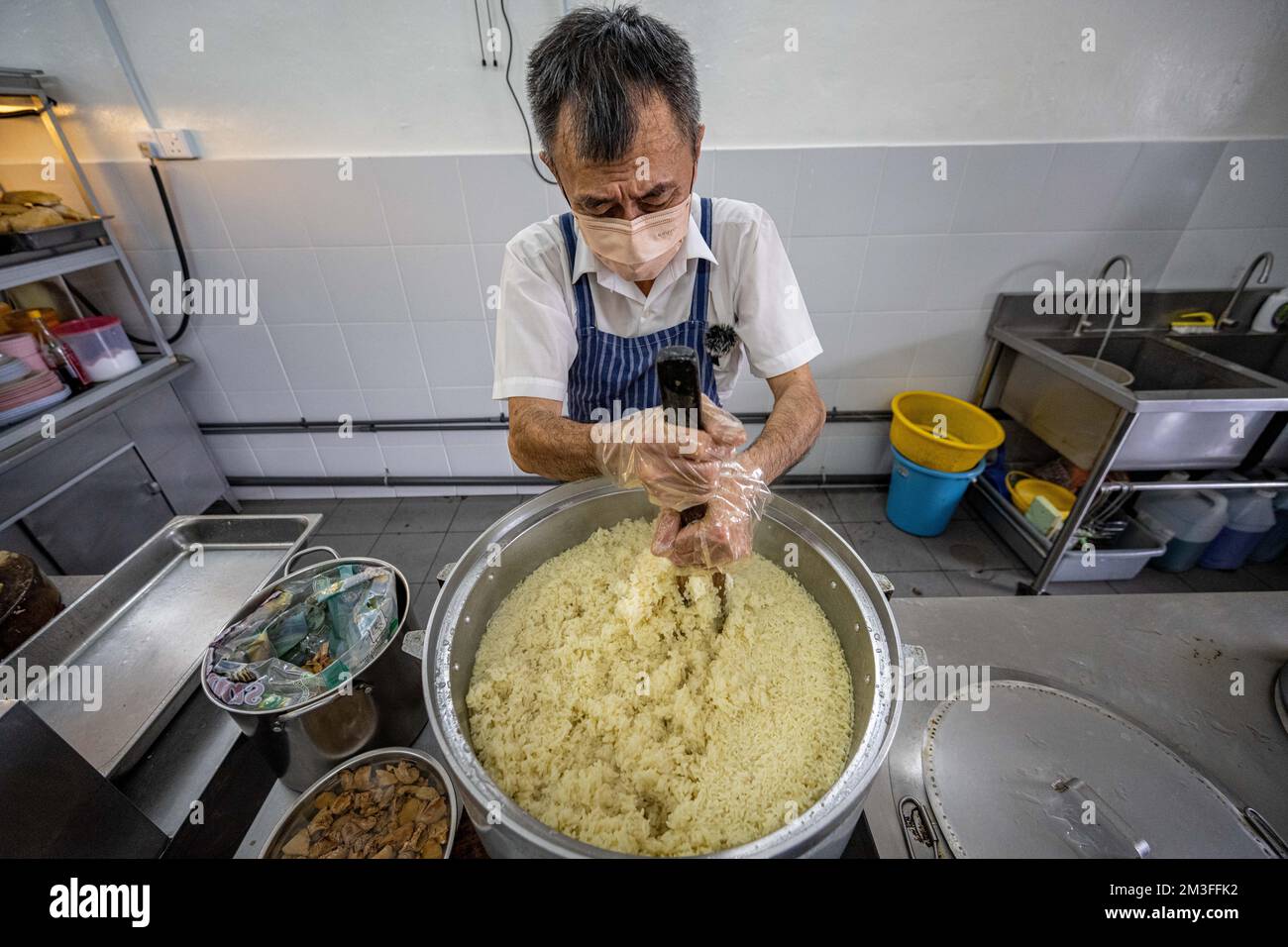 Kota Kinabalu, Malaysia. 3rd Dec, 2022. Andrew Wong Hin Hau cooks ...
