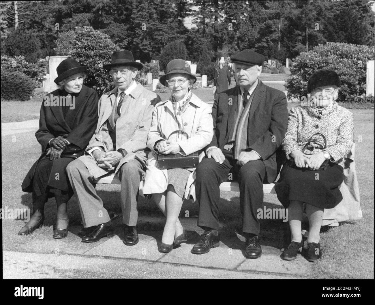 Frau mit einer rose Black and White Stock Photos & Images - Alamy