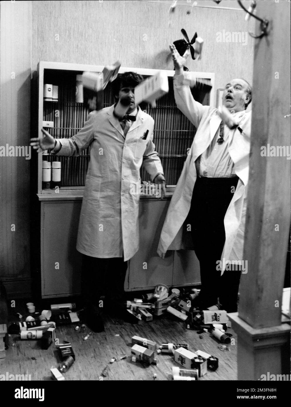 Rabe, Pilz und 13 Stühle "Die Erbschaft" - Soeben hat Geselle Rabe ...