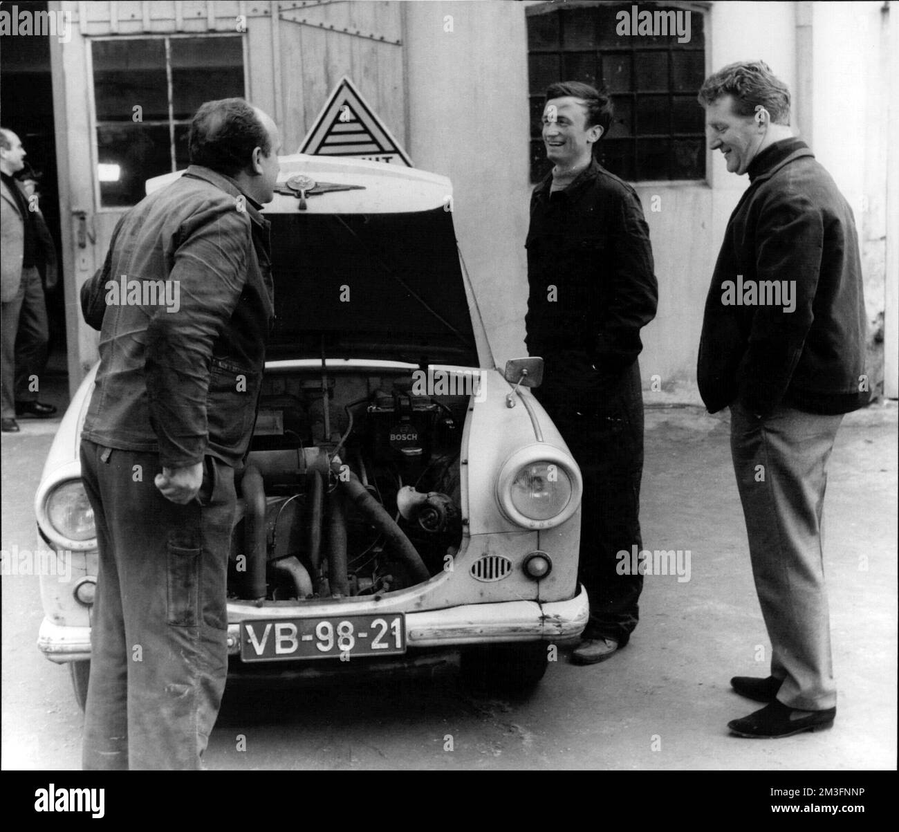 Autoreparaturwerkstatt hi-res stock photography and images - Alamy