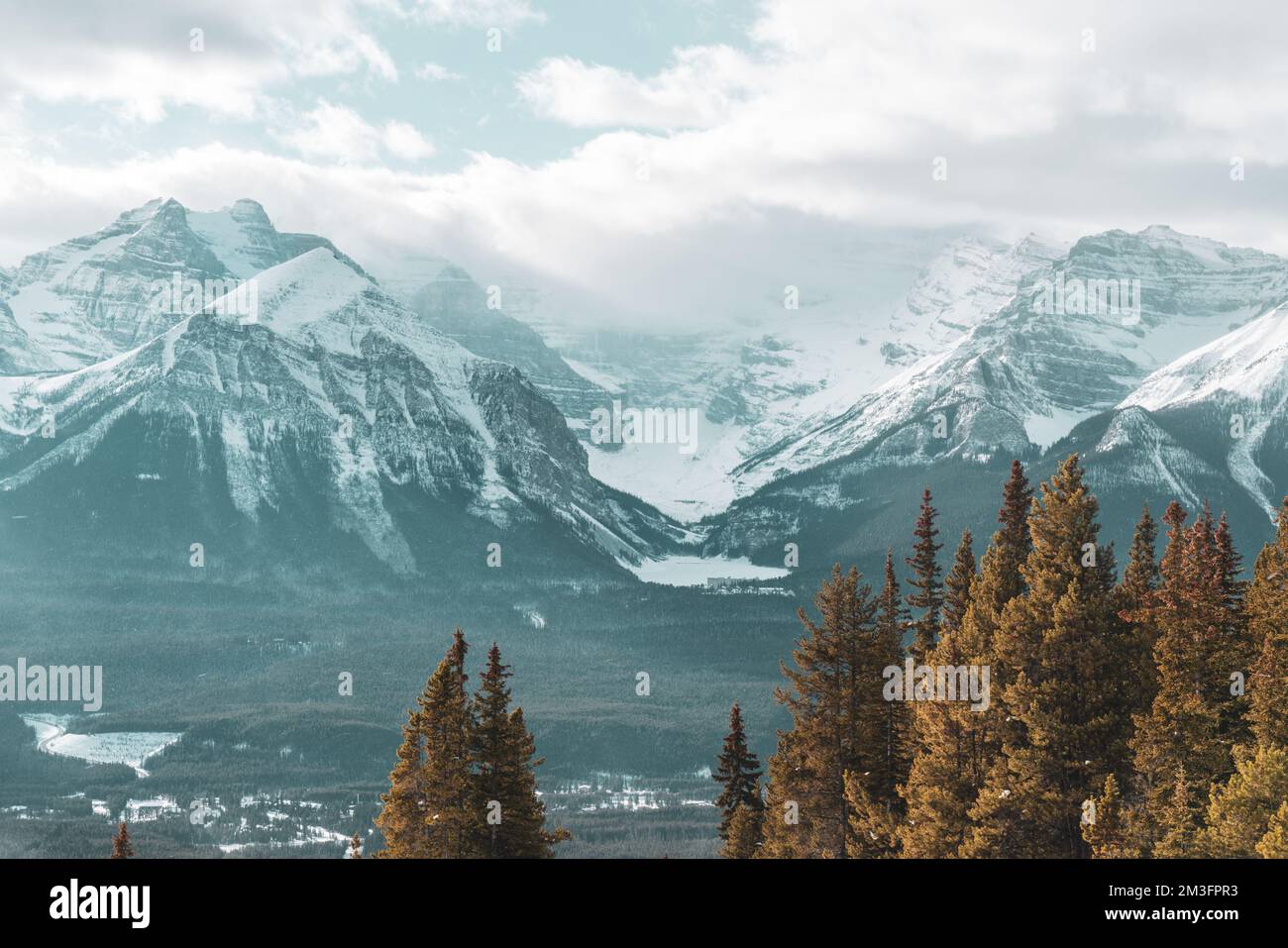 Lake louise panorama sunset hi-res stock photography and images - Alamy