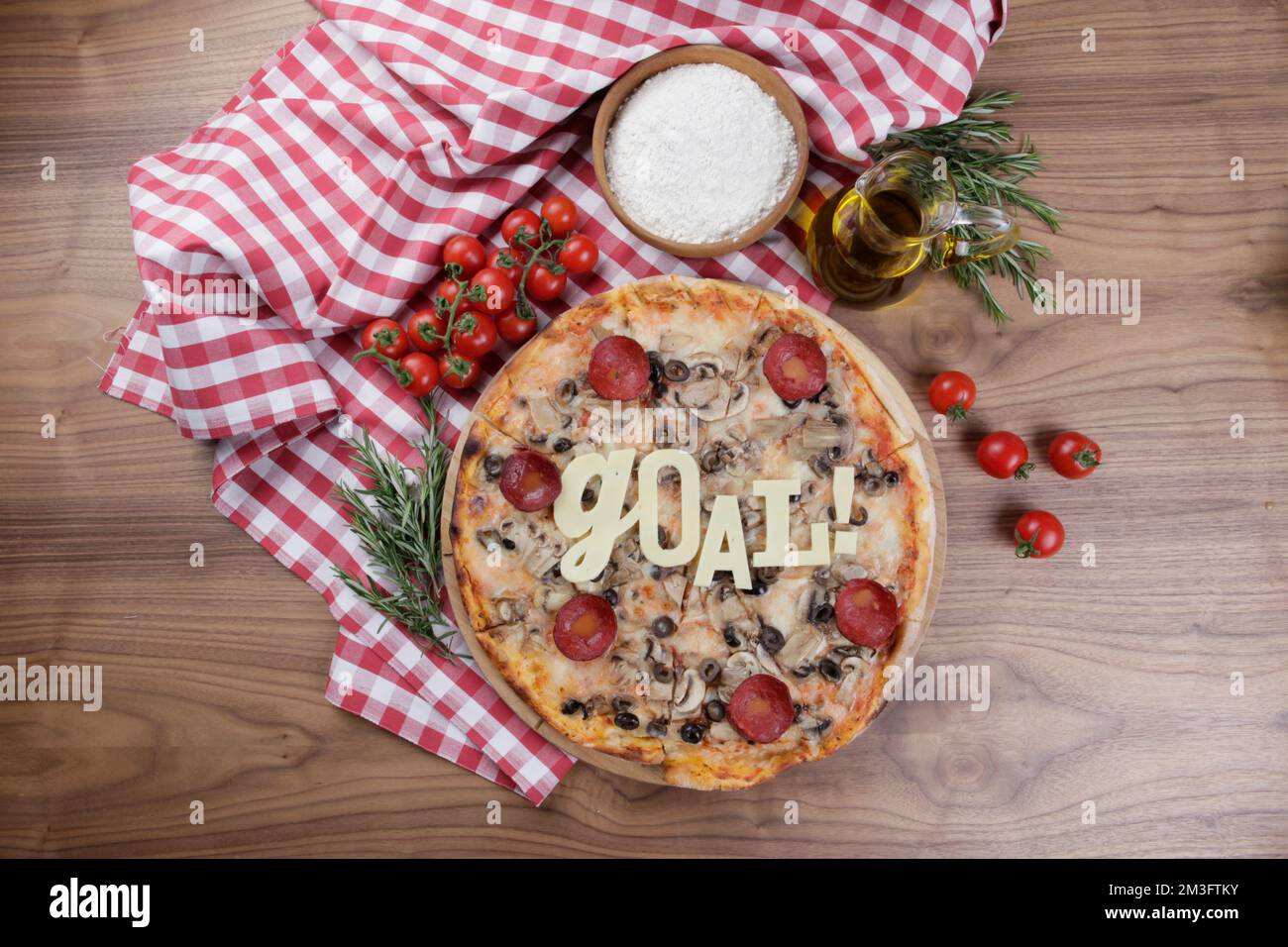 Pizza clock time hi-res stock photography and images - Alamy