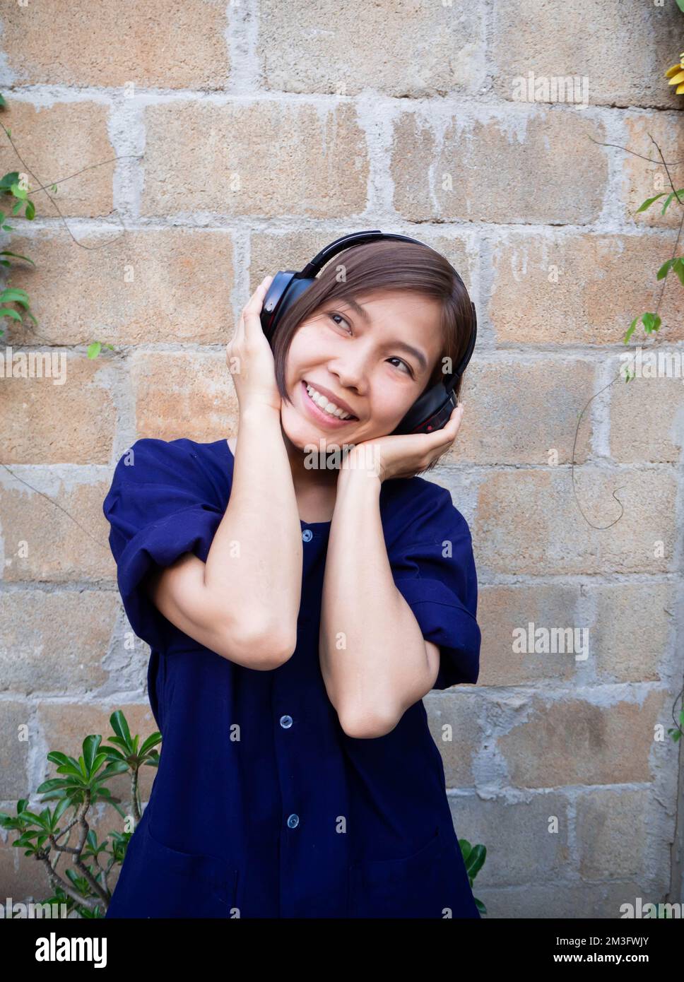 People wearing blue shirts hi-res stock photography and images - Alamy