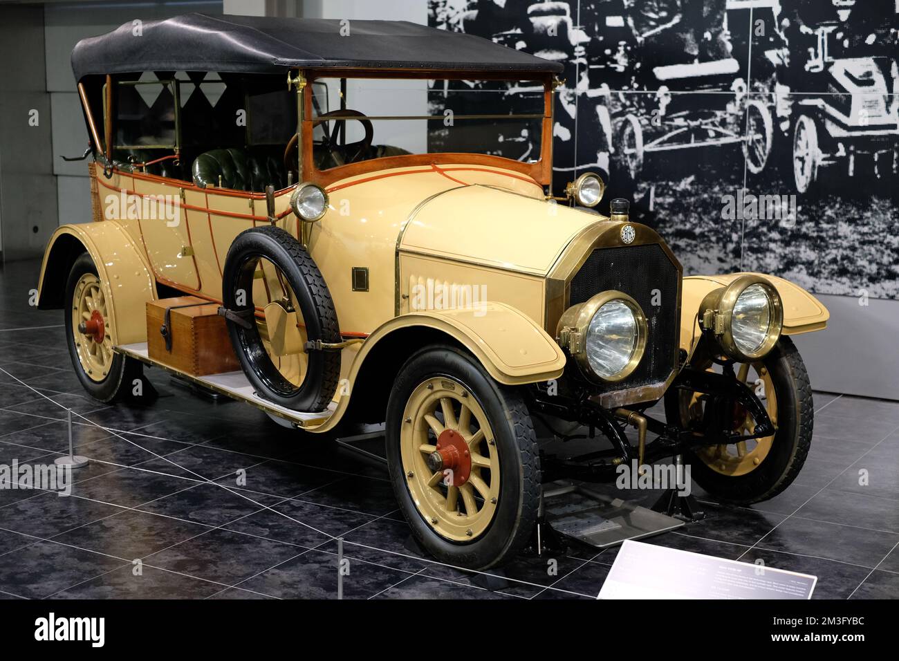 The world's classic vintage cars are collected in the Toyota Motor ...