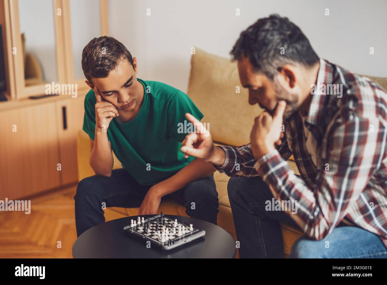 Family playing chess together hi-res stock photography and images - Alamy