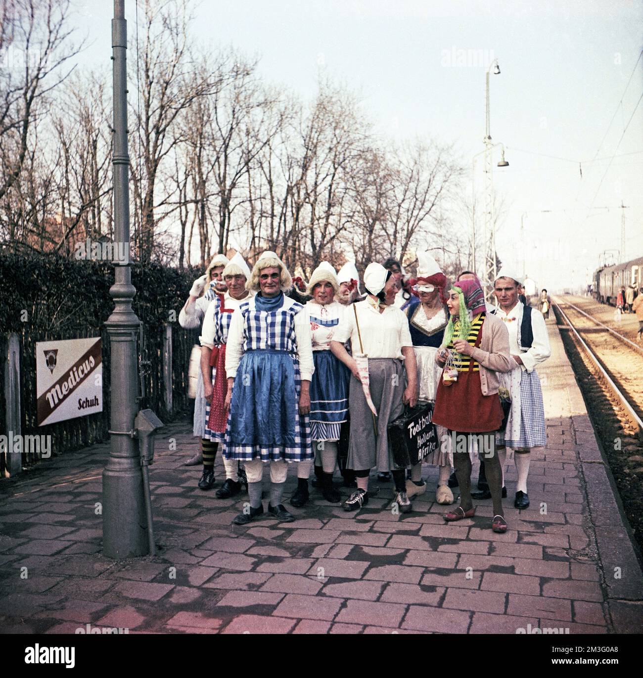 Gruppe als Frau Antje aus Holland verkleideter Männer am Bahnhof auf ...