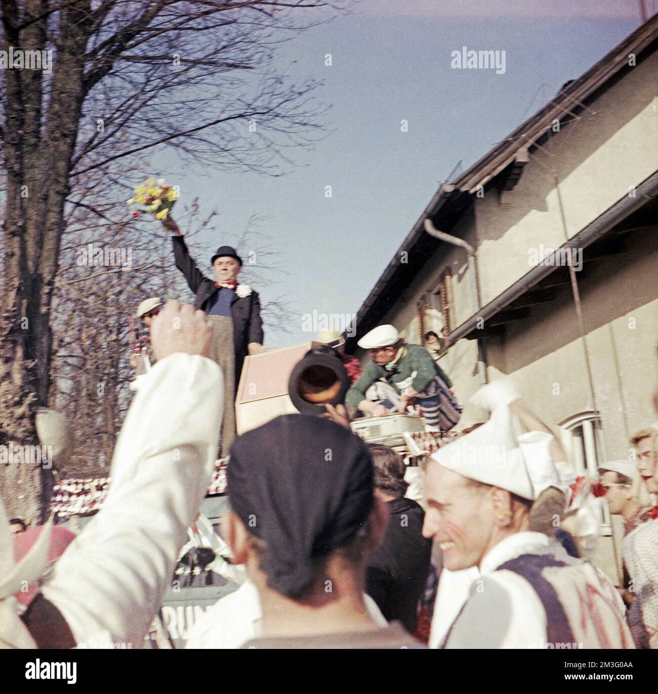 Menschen beim Fasching in Bayern, Deutschland frühe 1960er Jahre ...